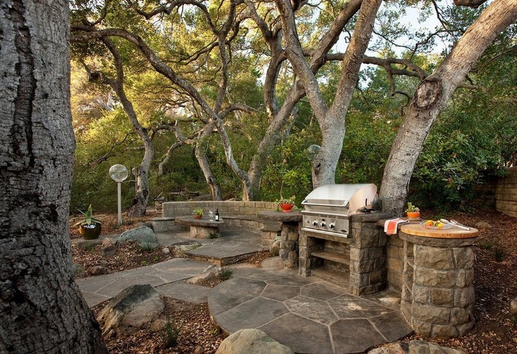 Barbecue en pierre pour équiper la cuisine d'été en 35 idées originales ...