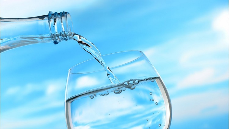 Comment boire de l'eau et rester bien hydraté pendant la journée?