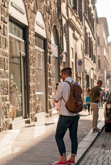 Comment porter le pantalon retroussé homme : conseils et astuces