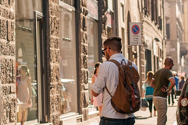 Comment porter le pantalon retroussé homme : conseils et astuces