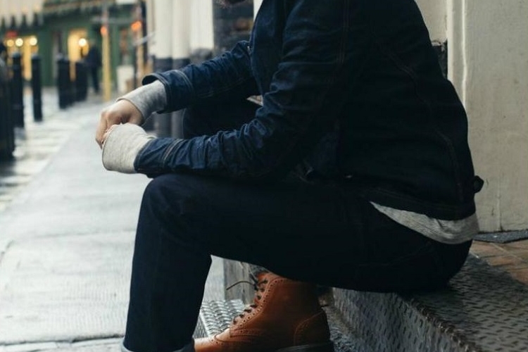 Comment porter le pantalon retroussé homme : conseils et astuces