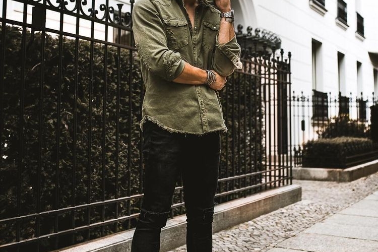 Comment porter le pantalon retroussé homme : conseils et astuces