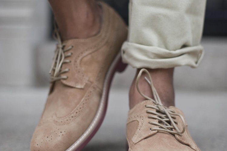 Comment porter le pantalon retroussé homme : conseils et astuces