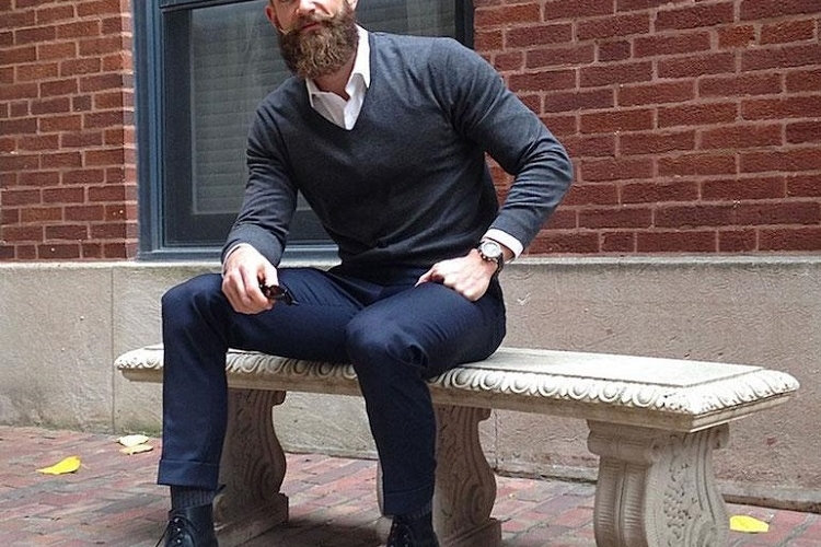 Comment porter le pantalon retroussé homme : conseils et astuces