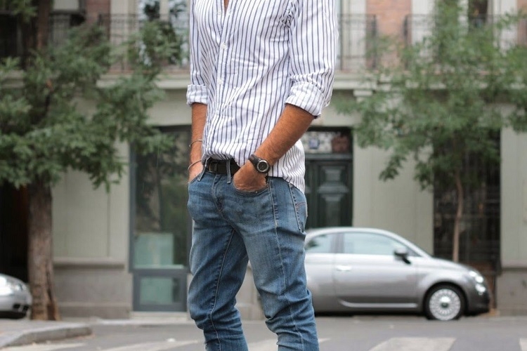 Comment porter le pantalon retroussé homme : conseils et astuces