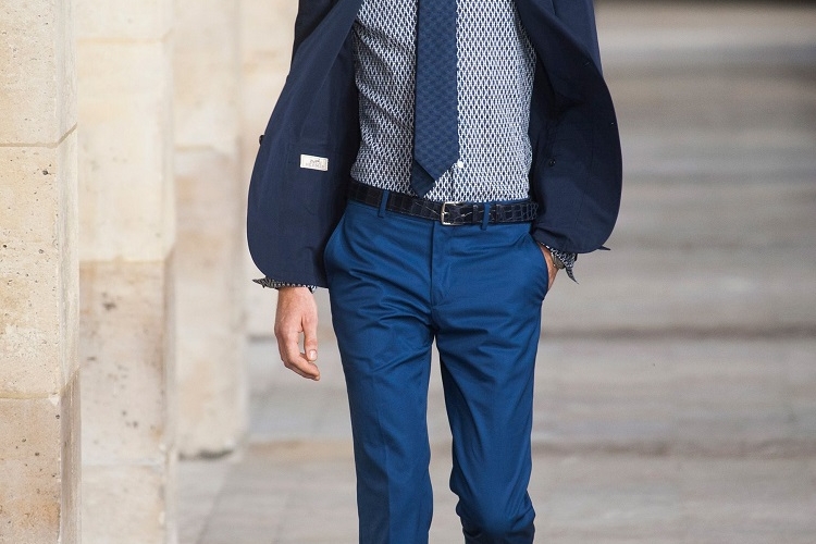 Comment porter le pantalon retroussé homme : conseils et astuces