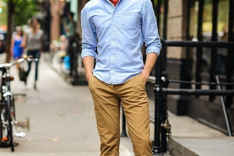 Comment porter le pantalon retroussé homme : conseils et astuces
