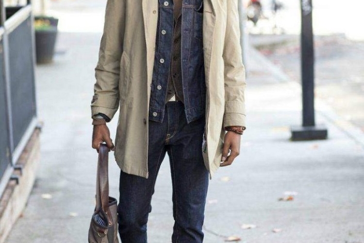 Comment porter le pantalon retroussé homme : conseils et astuces