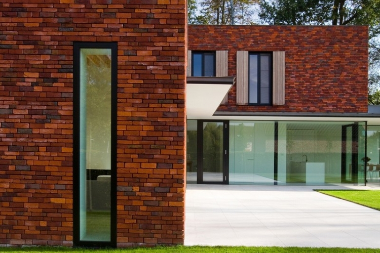La façade en brique moulée à la main de la maison design « House VV