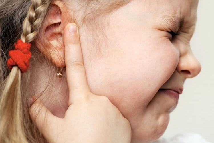 Soulager douleur oreille : quels symptômes, causes, traitement?