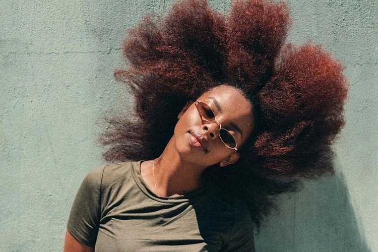 Coloration cheveux crépus - idées, techniques et entretien