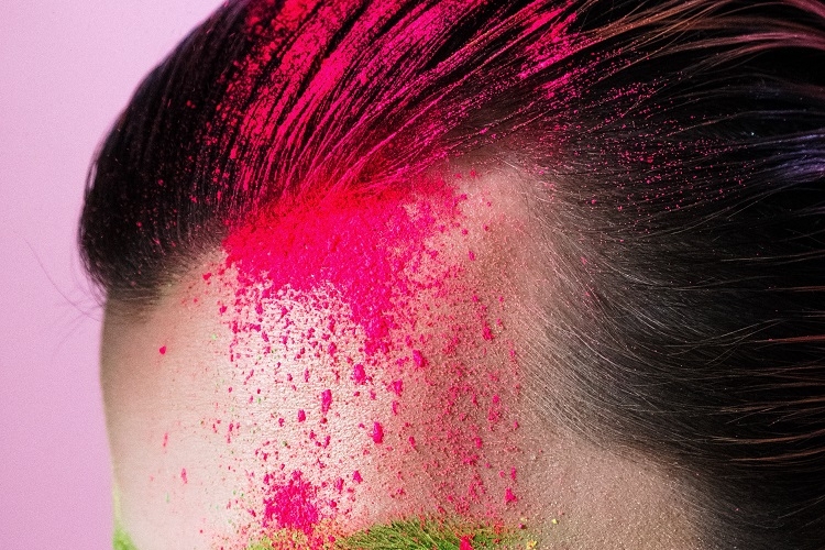 Maquillage fluo- produits et astuces pour un look festif