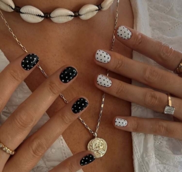 Polka dot nails : La tendance manucure rétro et chic qui va ...